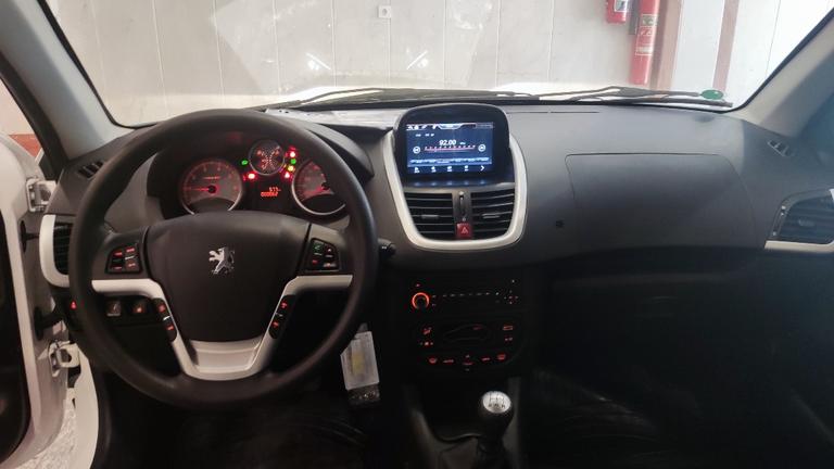 خرید و فروش پژو 207 دنده ای نیمه فول - ESP مدل 1404 نقد و اقساط – همراه مکانیک