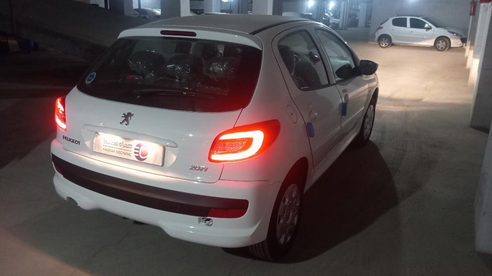 خرید و فروش پژو 207 دنده ای نیمه فول - ESP مدل 1403 نقد و اقساط – همراه مکانیک