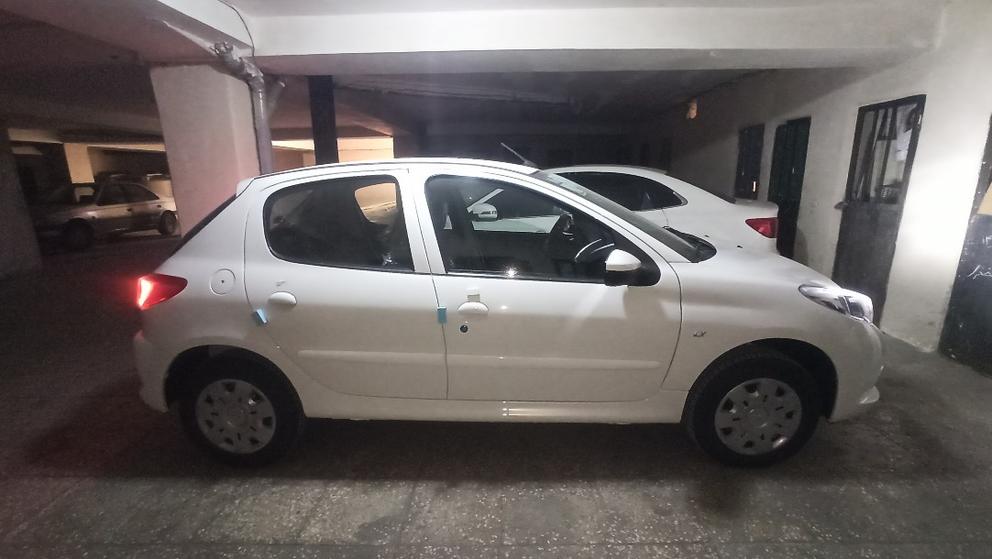 خرید و فروش پژو 207 دنده ای نیمه فول - ESP مدل 1404 نقد و اقساط – همراه مکانیک