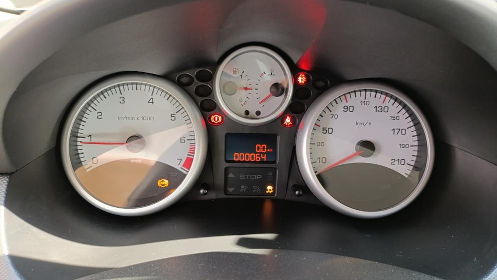 خرید و فروش پژو 207 دنده ای نیمه فول - ESP مدل 1404 نقد و اقساط – همراه مکانیک