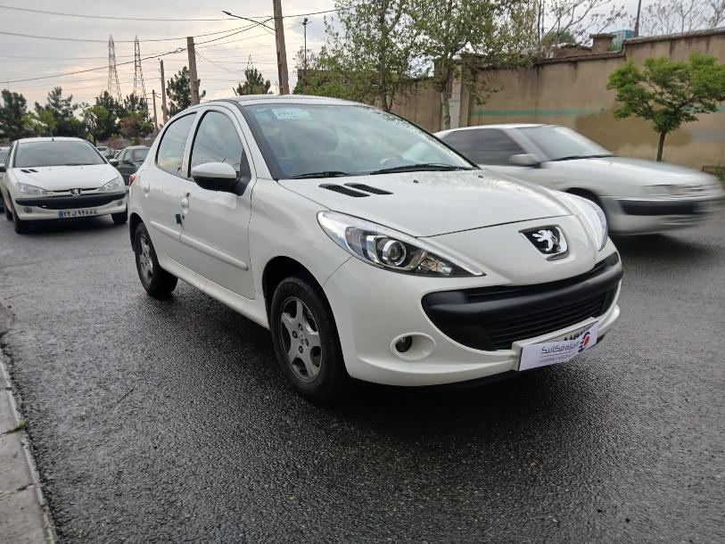 خرید و فروش پژو 207 دنده ای سقف شیشه ای مدل 1402 نقد و اقساط – همراه مکانیک