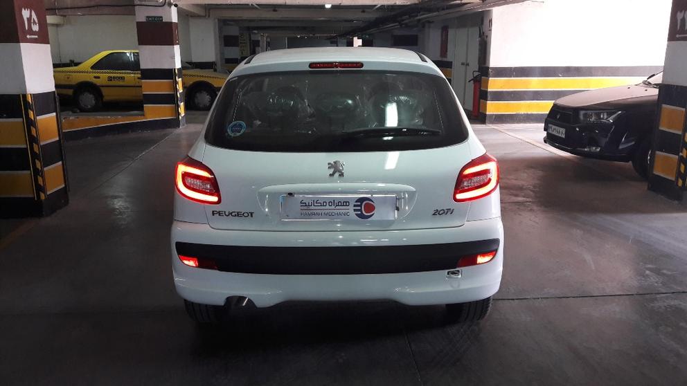 خرید و فروش پژو 207 دنده ای نیمه فول - ESP مدل 1404 نقد و اقساط – همراه مکانیک