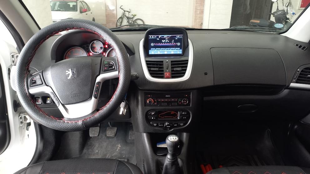 خرید و فروش پژو 207 دنده ای نیمه فول - ESP مدل 1403 نقد و اقساط – همراه مکانیک