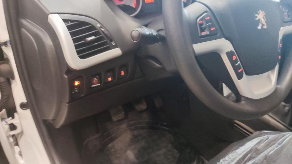 خرید و فروش پژو 207 دنده ای نیمه فول - ESP مدل 1404 نقد و اقساط – همراه مکانیک