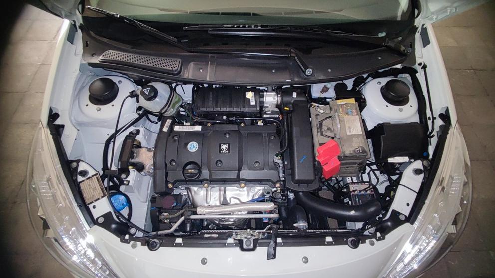 خرید و فروش پژو 207 دنده ای نیمه فول - ESP مدل 1404 نقد و اقساط – همراه مکانیک